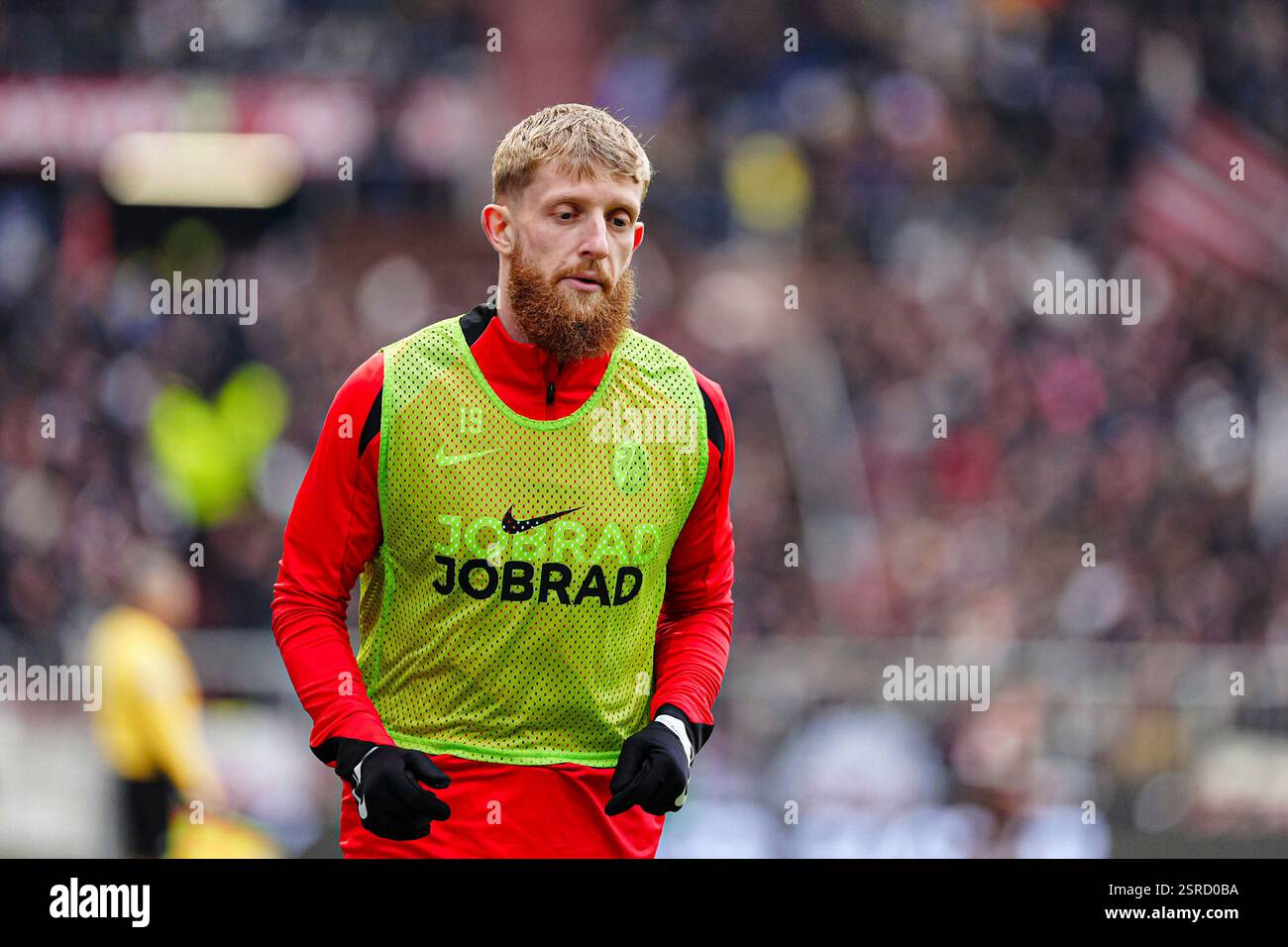 Hamburg, Deutschland. 15th Feb, 2025. Jan-Niklas Beste (SC Freiburg ...