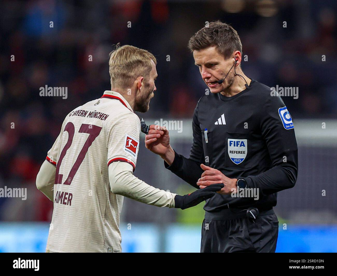 Leverkusen, Deutschland. 15th Feb, 2025. Konrad Laimer (Bayern München/Muenchen, #27) und Daniel ...