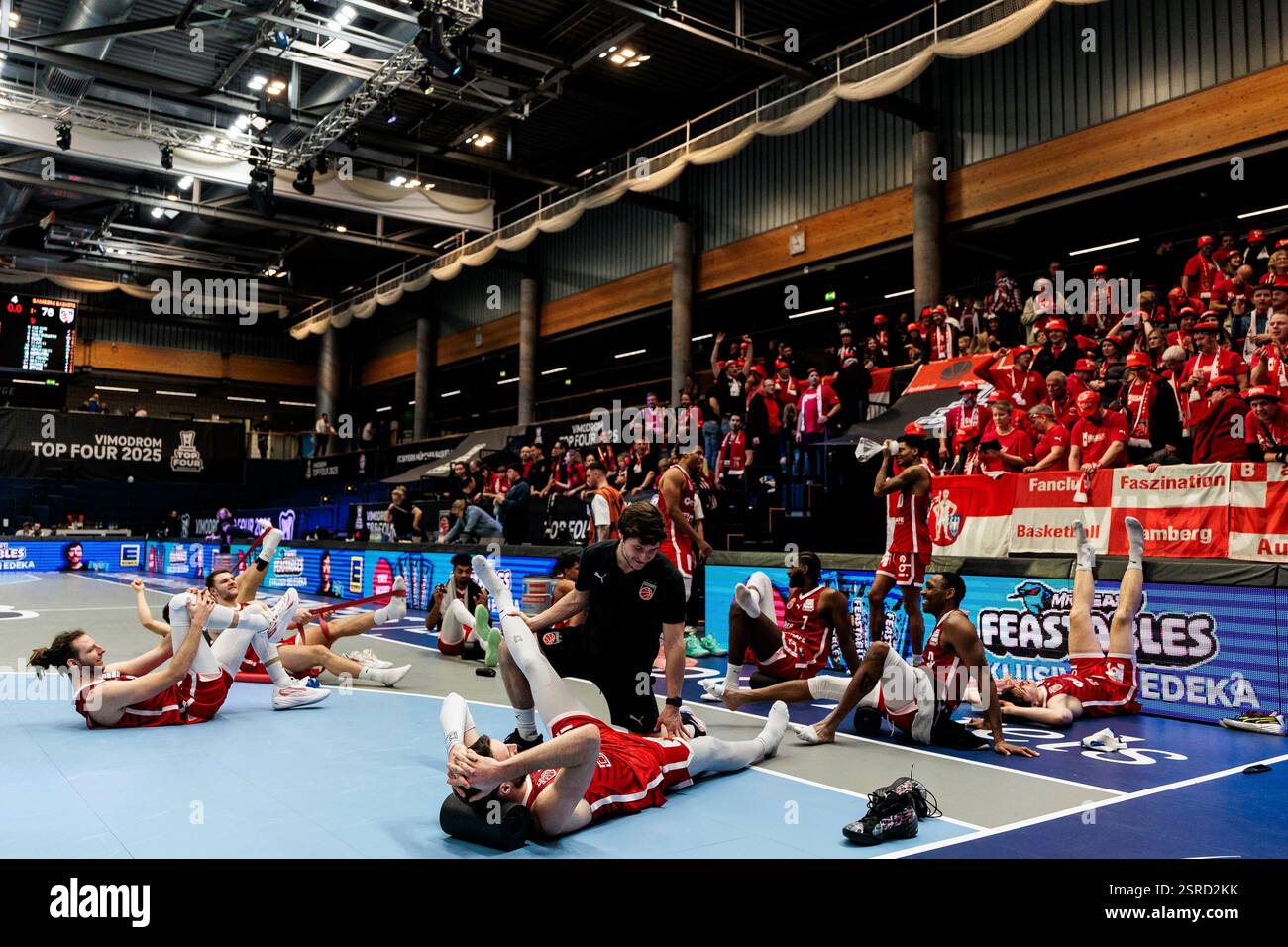 Weissenfels, Deutschland. 15th Feb, 2025. Die Spieler der Bamberg Baskets dehnen sich nach dem ...