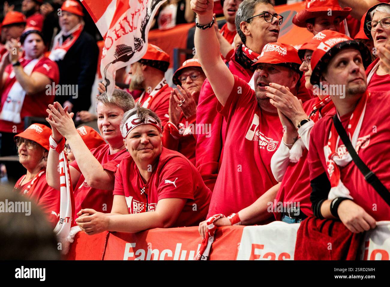 Weissenfels, Deutschland. 15th Feb, 2025. Die Bamberger Fans feiern ihr Team nach dem Sieg ...