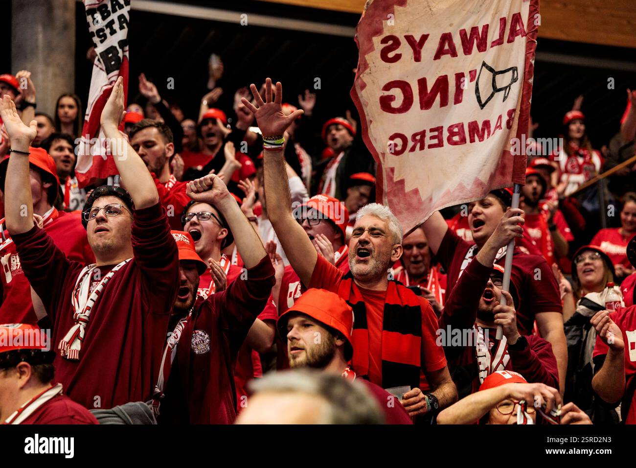 Weissenfels, Deutschland. 15th Feb, 2025. Die Bamberger Fans feiern ihr Team nach dem Sieg ...