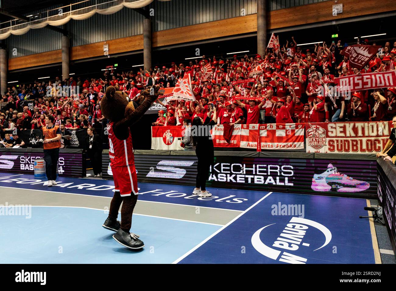 Weissenfels, Deutschland. 15th Feb, 2025. Bambergs Maskottchen feiert den Sieg mit den Fans ...
