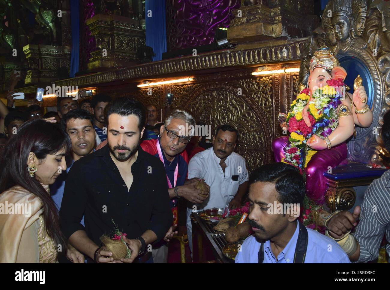 Bollywood actor Emraan Hashmi Parveen Shahani visit Ganesh Galli Ka ...