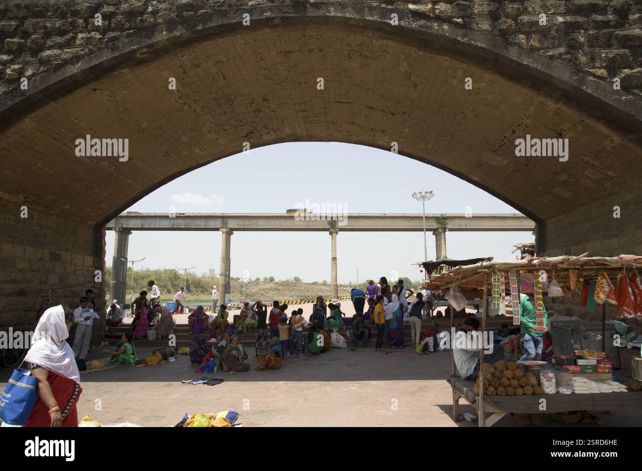 Pilgrims, tilwara ghat, jabalpur, madhya pradesh, india, asia Stock ...