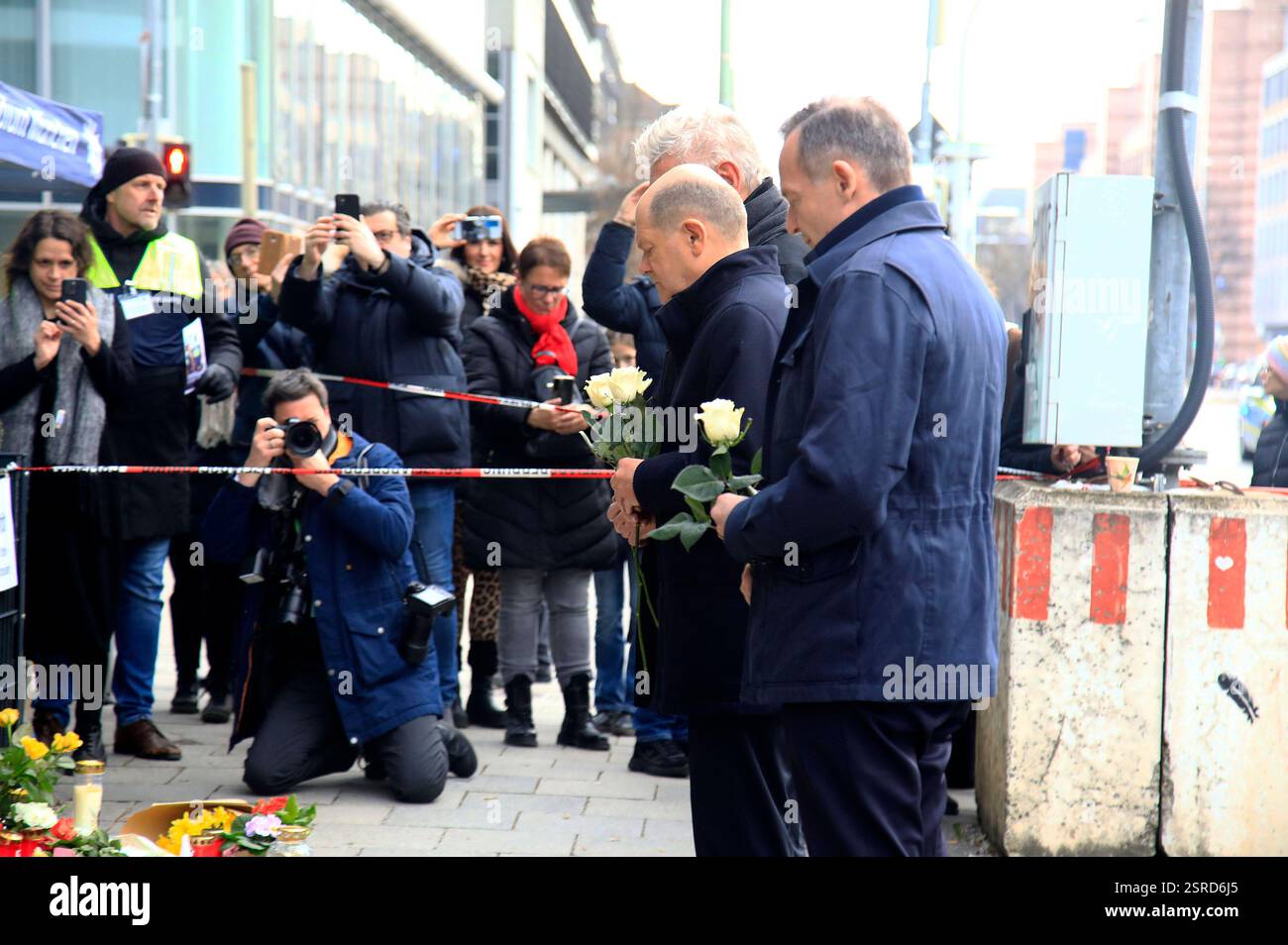Olaf Scholz, Dieter Reiter und Volker Wissing beim stillen Gedenken am ...
