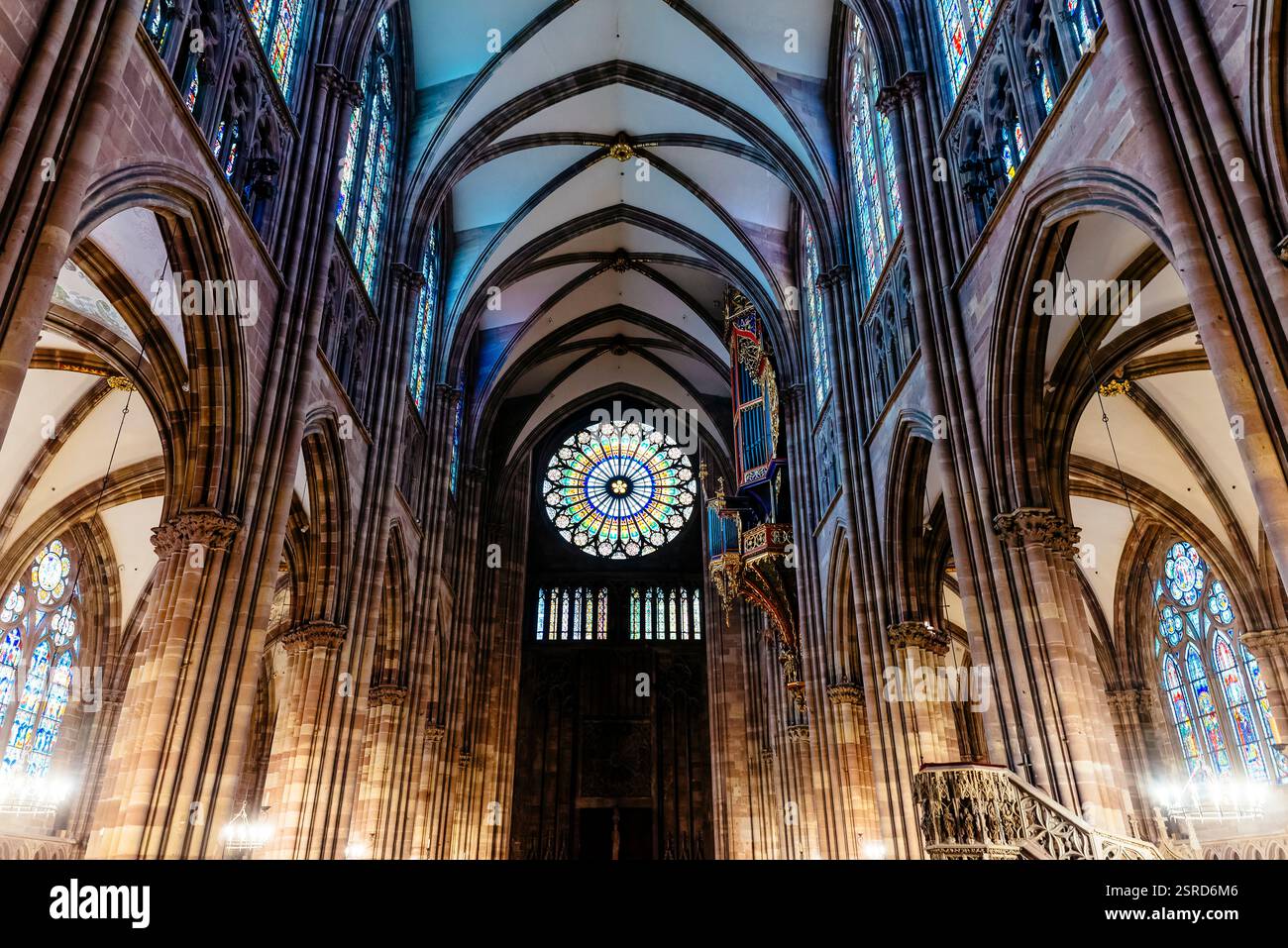 Romanesque rose window hi-res stock photography and images - Alamy