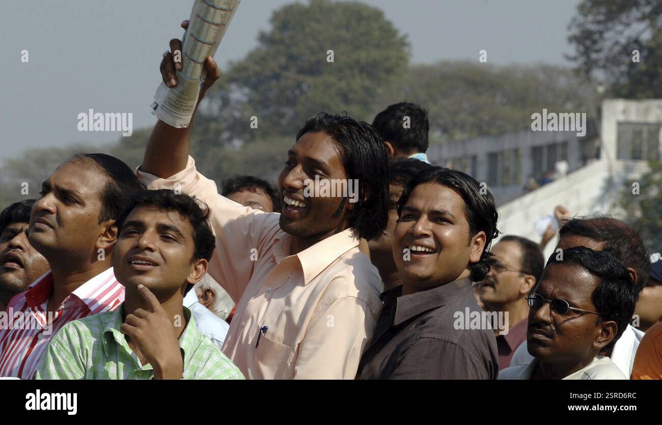 Horse racing crowd at Mahalaxmi Race Course, Mumbai, India, Asia Stock ...