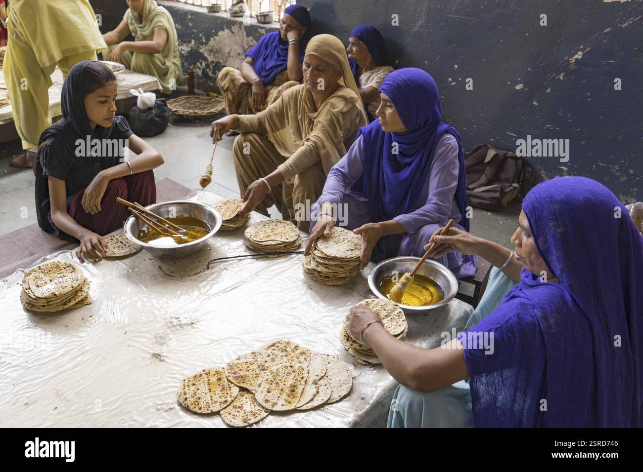 People applying ghee on chapatti, Golden Temple, Amritsar, punjab ...
