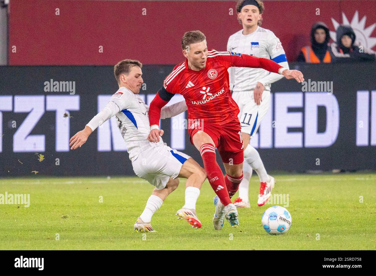 Duesseldorf, Deutschland. 15th Feb, 2025. Jona Niemiec (Fortuna Duesseldorf, #18) gegen Michal ...