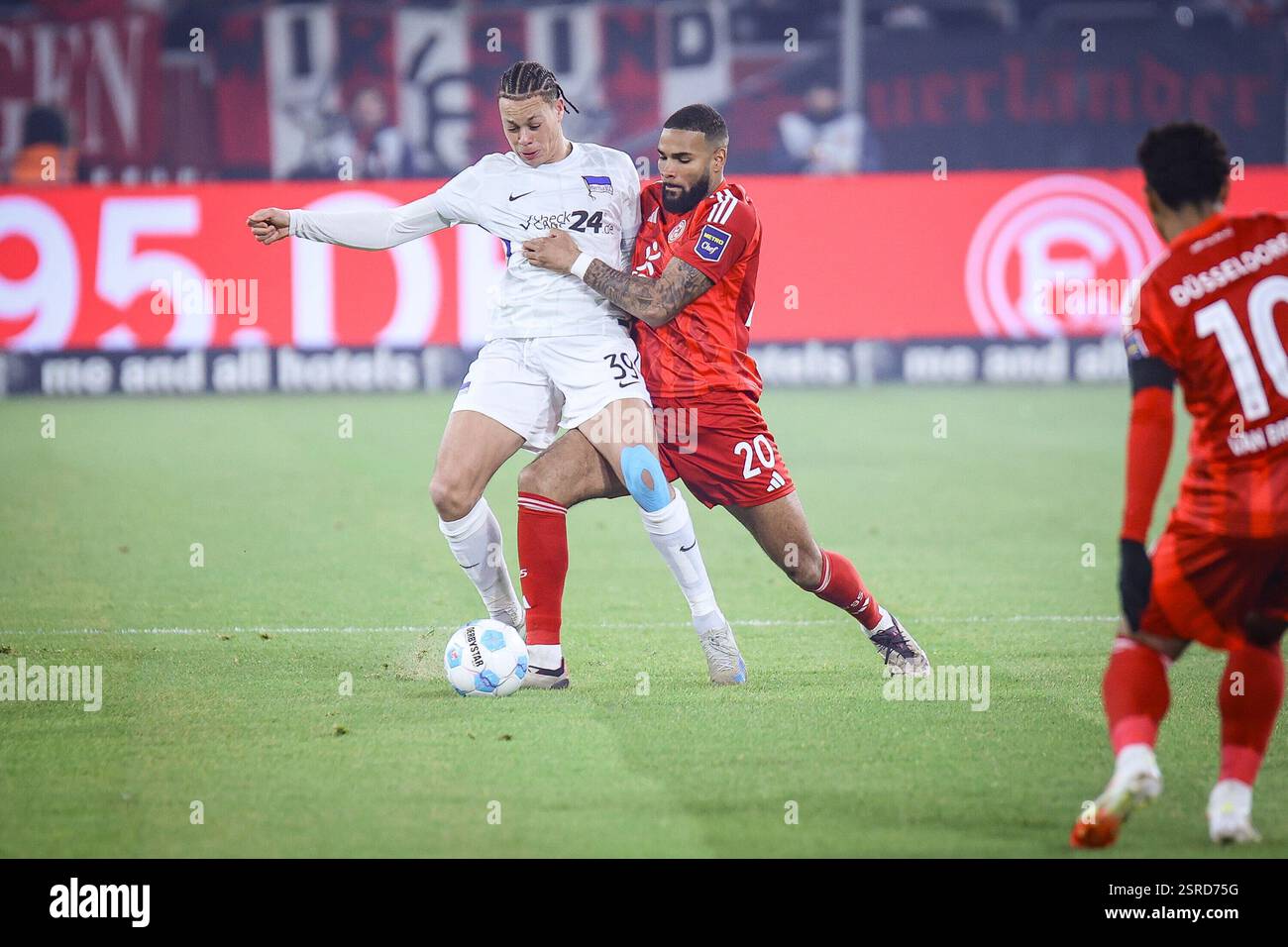 Derry Scherhant (Hertha BSC Berlin #39) und Jamil Siebert (Fortuna D?sseldorf #20) im Zweikampf ...