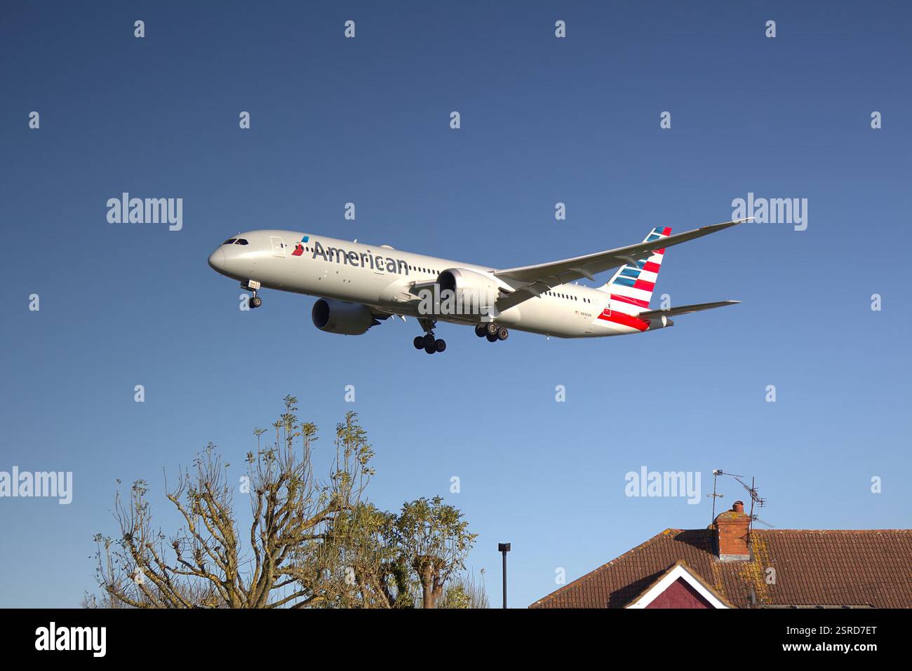 American Airlines Boeing 787-9 Dreamliner N840AN flies low over Myrtle ...