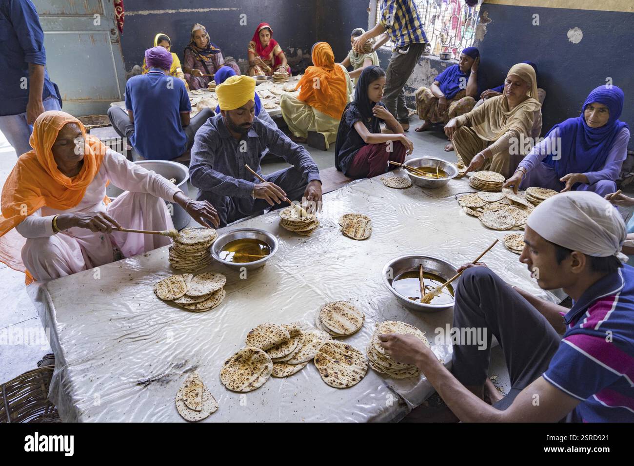 People applying ghee on chapatti, Golden Temple, Amritsar, punjab ...