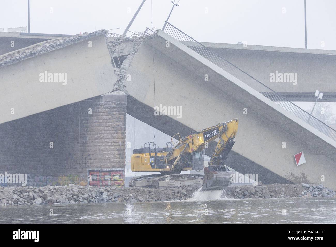 After the partial collapse of the Carola Bridge, demolition work ...