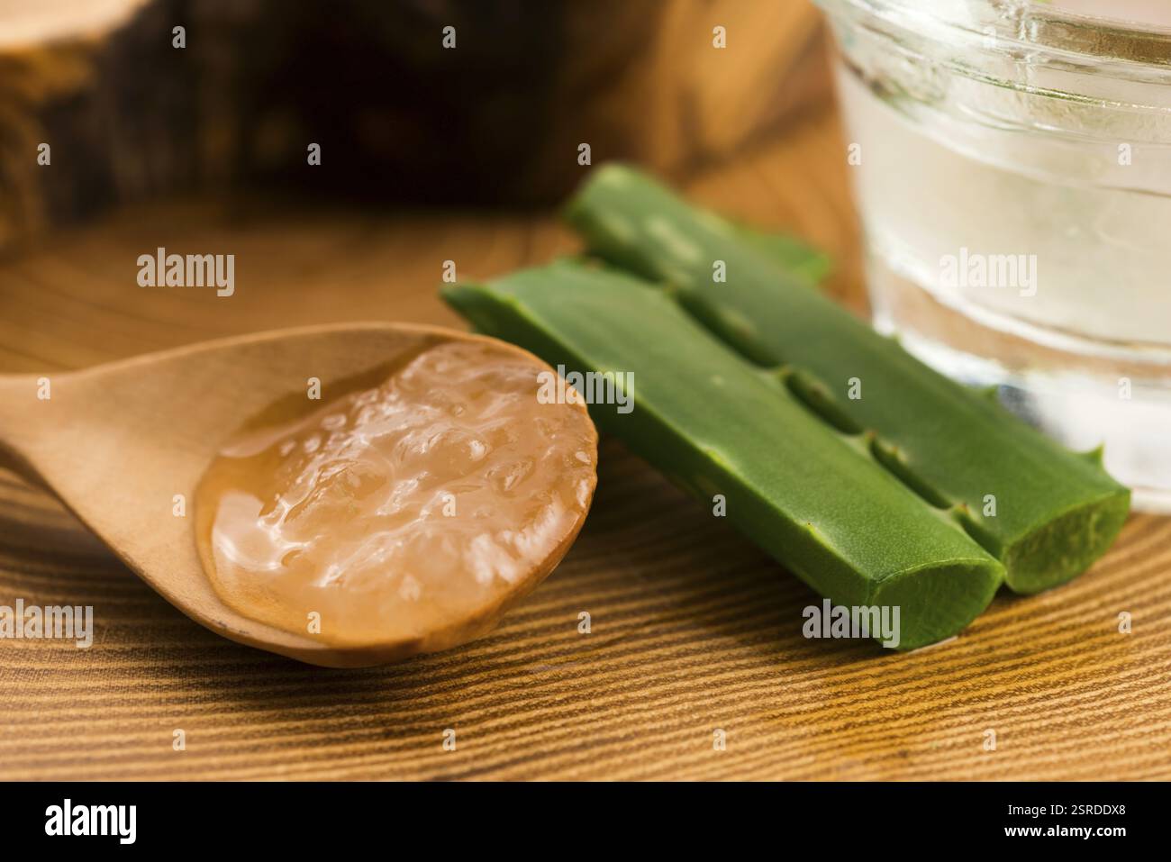 Aloe vera juice with fresh leaves Stock Photo - Alamy