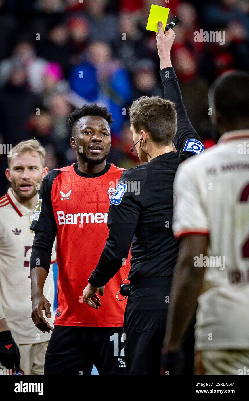 Leverkusen, Deutschland. 15th Feb, 2025. Schiedsrichter Daniel Siebert (Berlin) zeigt Edmond ...