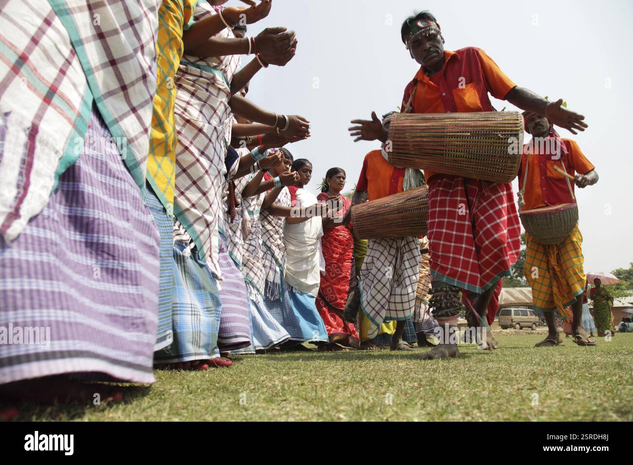 People performing tribal dance, birbhum, west bengal, india, asia Stock ...