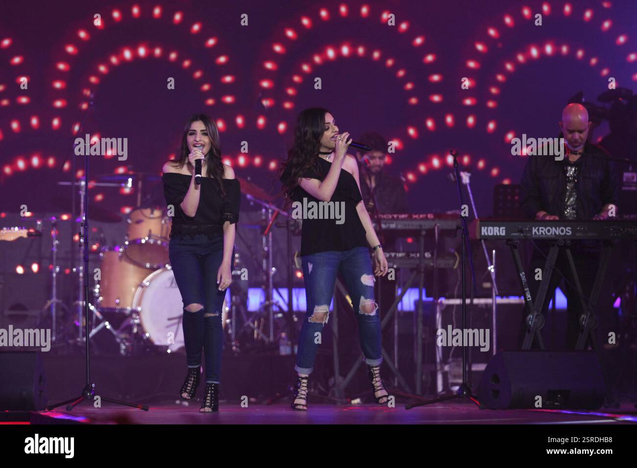 Bollywood singer Sukriti Kakar and Prakriti Kakar perform live concert ...