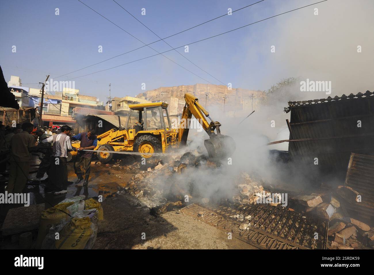 Jcb operator demolish shops while sumer market anaj mandi on fire ...