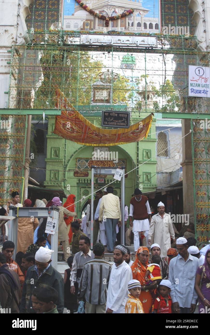 Garib nawaz khwaja mu in ud din chisti dargah, Ajmer, Rajasthan, India ...