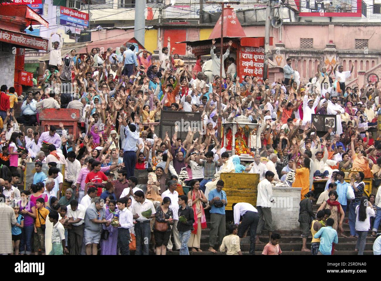 Pilgrims offering prayer at Har ki pauri, Brahma Kund, Haridwar ...