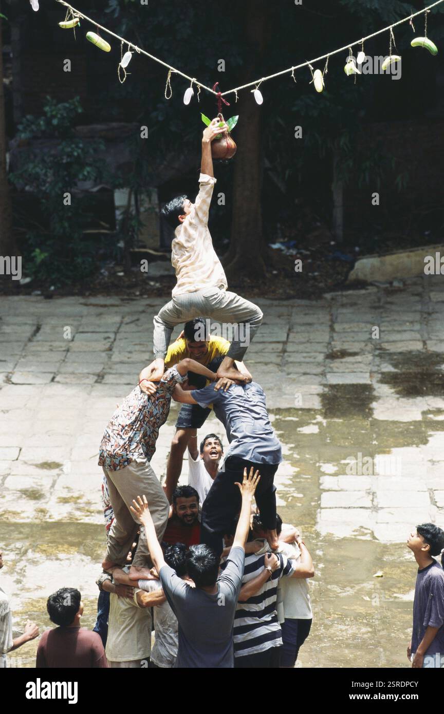 Human pyramid trying to break hundi on Janmashtami festival, India ...