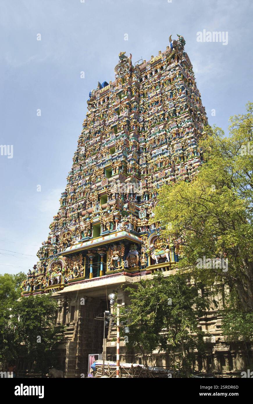 Stucco figures of deities on gopuram of meenakshi temple, Madurai ...