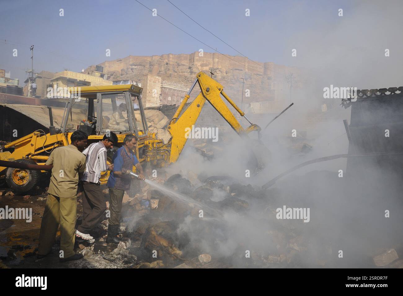 Jcb operator demolish shops while sumer market anaj mandi on fire ...
