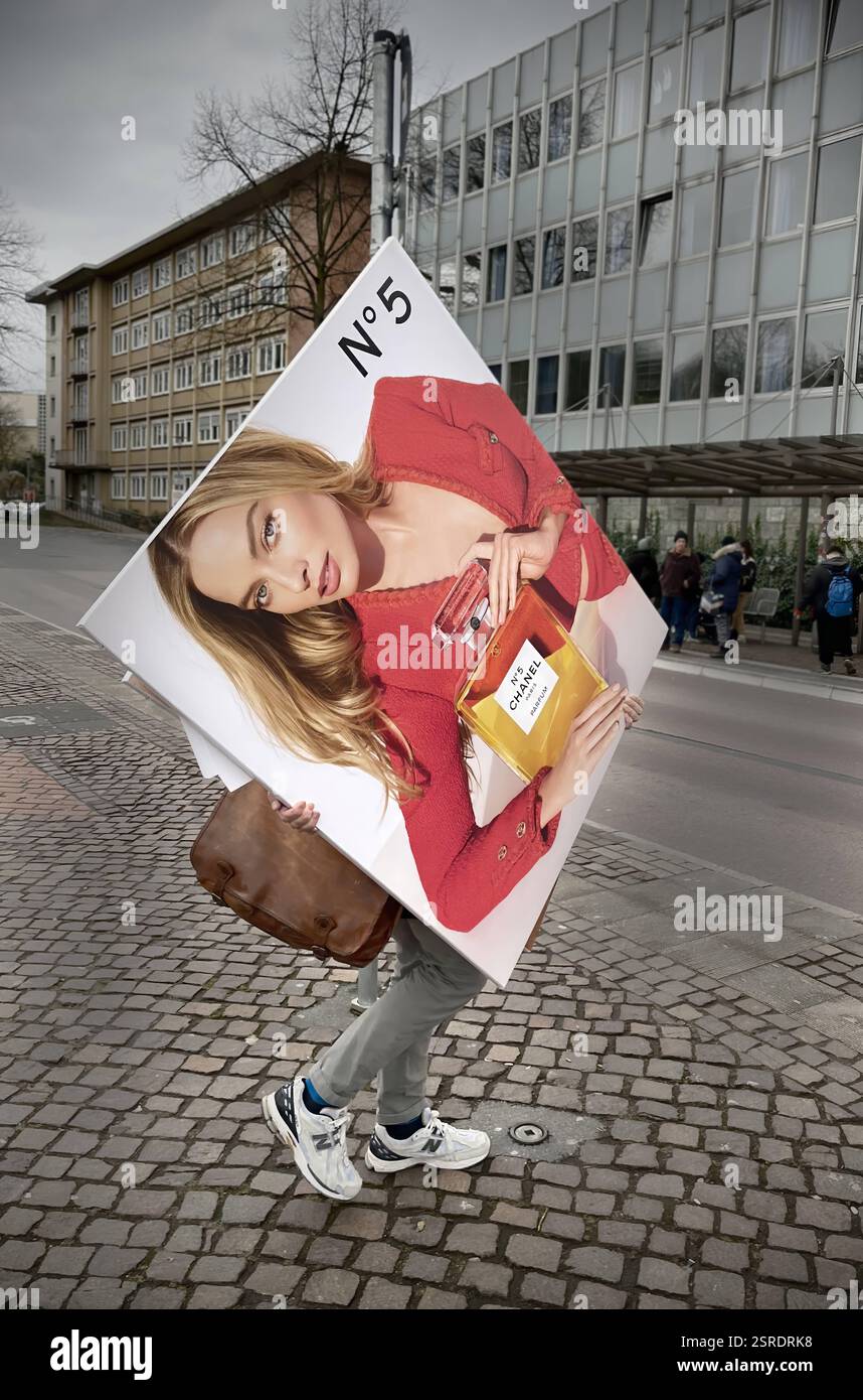 Ein Mann trägt ein Werbeplakat für Chanel No 5 durch die Innenstadt von ...