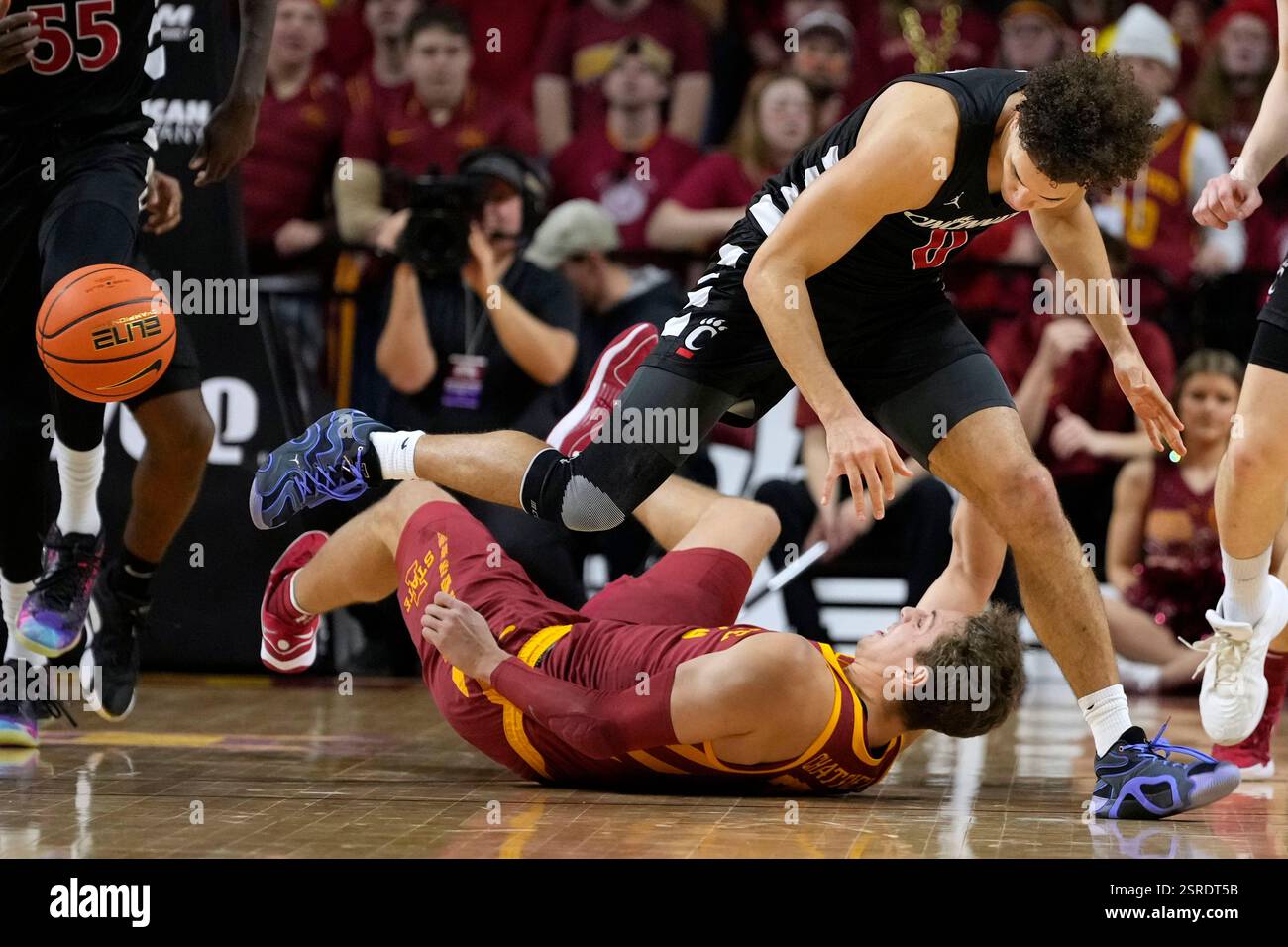 Cincinnati guard Dan Skillings Jr. (0) fights for a loose ball with ...