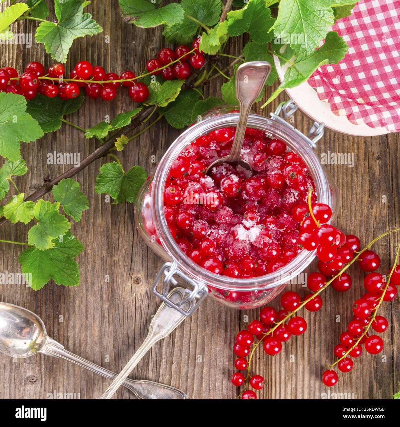 Red desserts hi-res stock photography and images - Alamy
