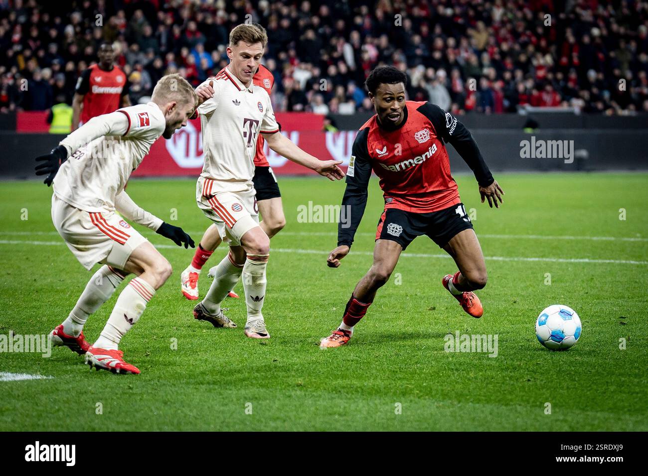 Leverkusen, Deutschland. 15th Feb, 2025. Nathan Tella (Bayer 04 Leverkusen, 19), Konrad Laimer ...