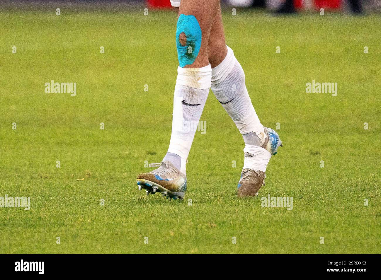 Duesseldorf, Deutschland. 15th Feb, 2025. Der defekte Schuh von Derry ...