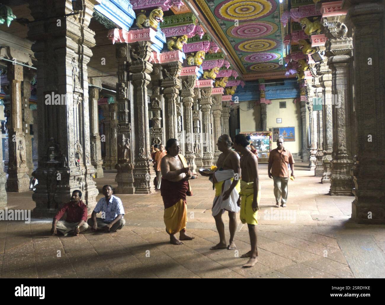 Pillared corridor in kambattadi mandapa of swami sannathi in meenakshi ...