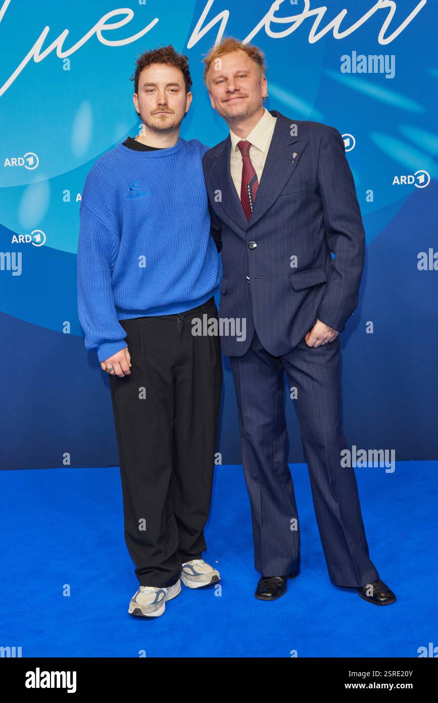 David Hugo Schmitz und Robert Stadlober - Gaesteankunft zum ARD Blue ...