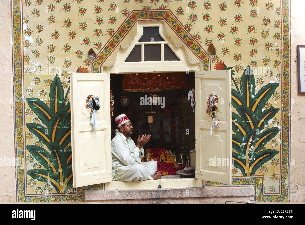 Prayer on the Mazaar of martyr Bhure Khan inside Mehrangarh fort ...