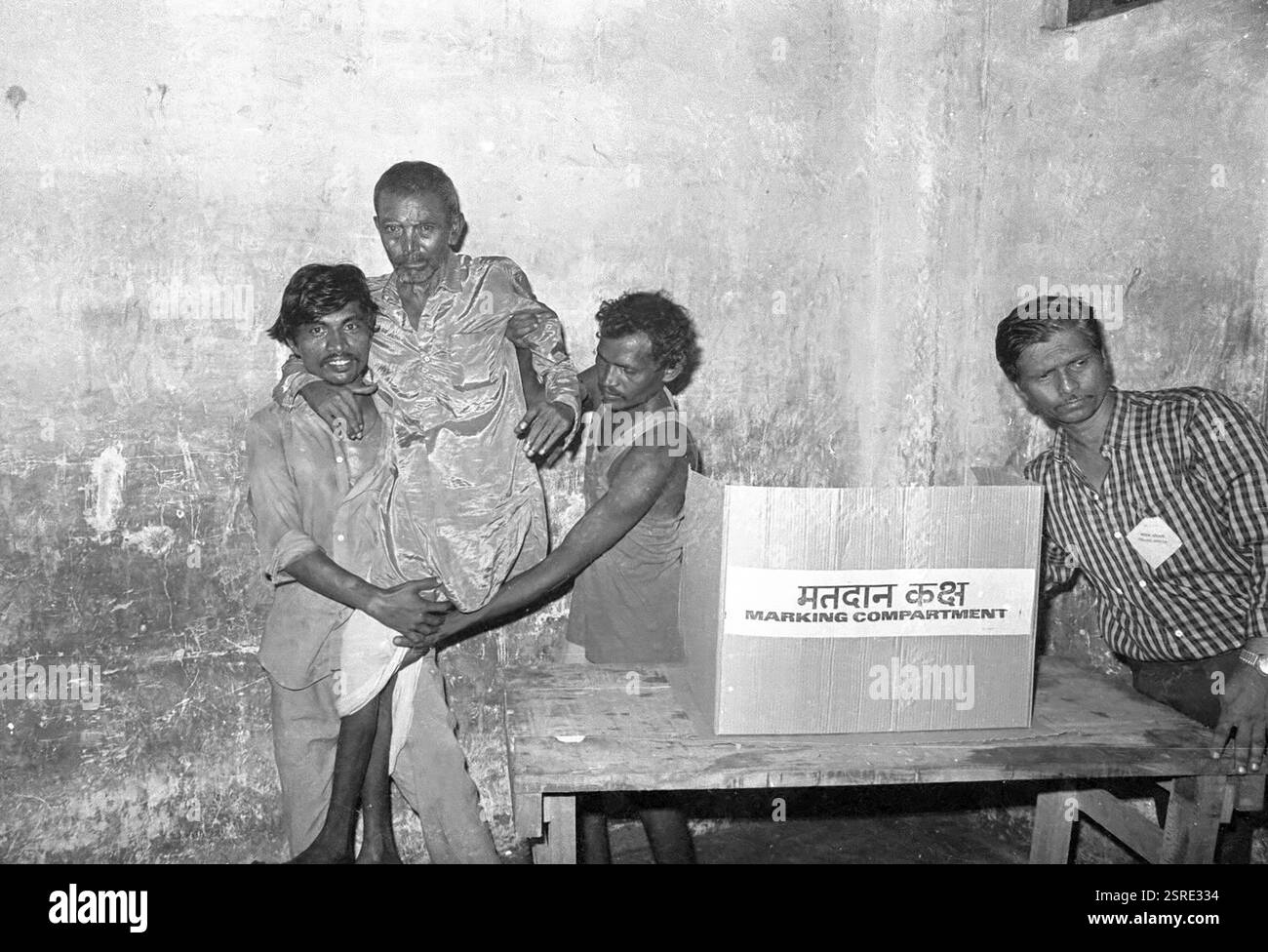 Disabled people india Black and White Stock Photos & Images - Alamy