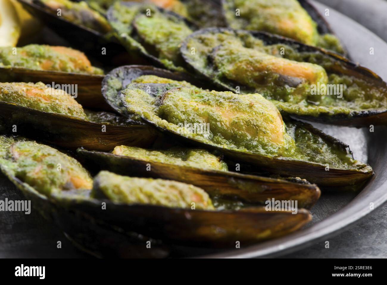 Seafood mussels with lemon, parsley and garlic Stock Photo - Alamy