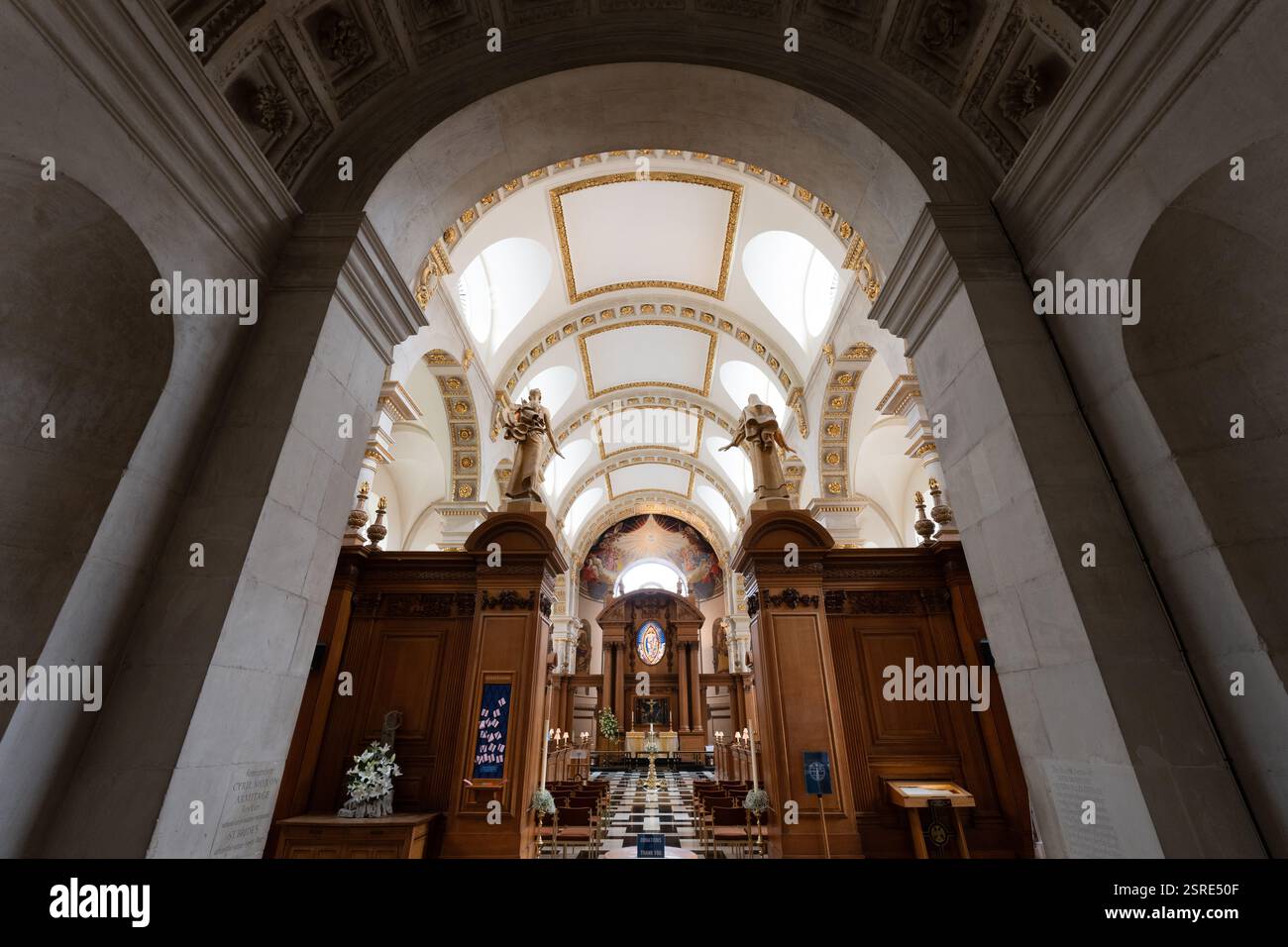 Interior of St. Bride's Church, London. Ornate architecture, statues ...