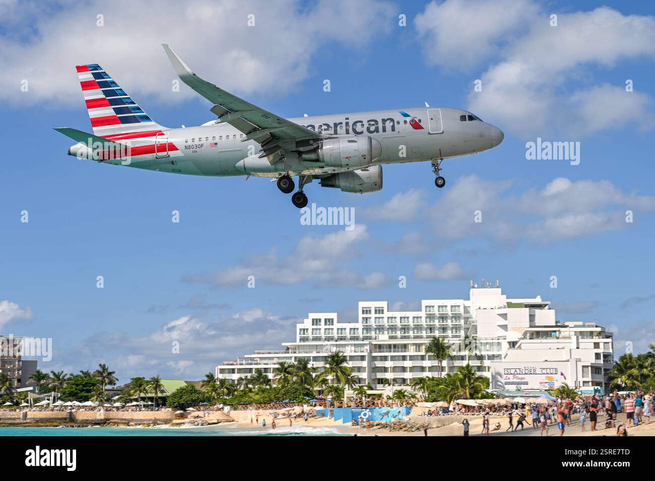 Tourists Watch American Airlines Airbus A319-115 N8030F Fly Over Maho ...