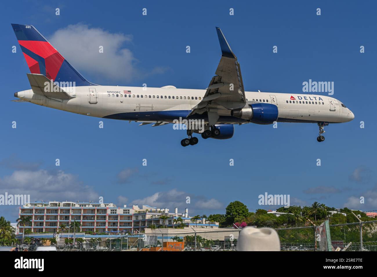 Delta Air Lines Boeing 757-26D N900PC Flies Over Maho Beach Prior To ...