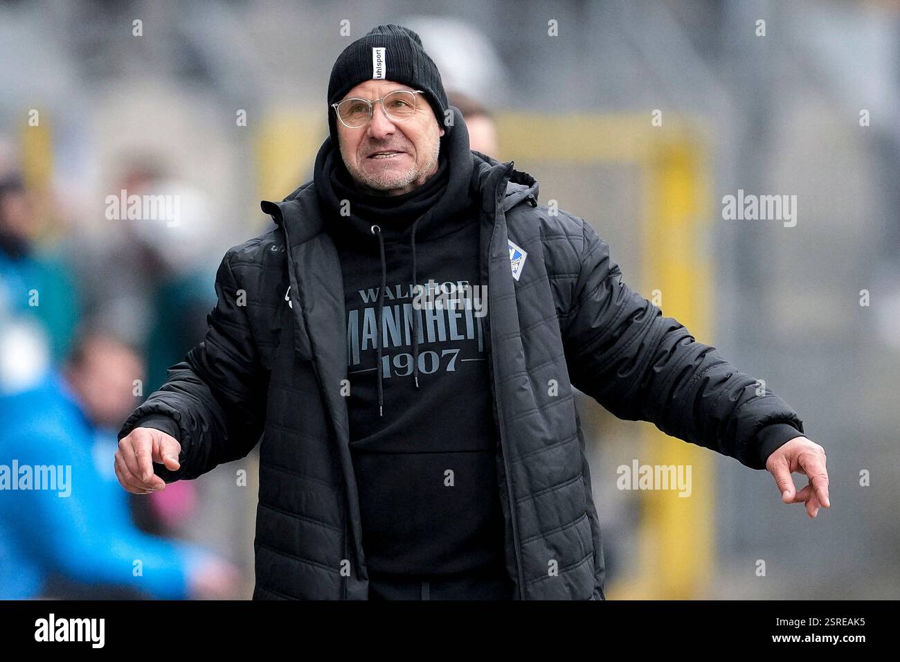 Mannheim, Deutschland. 15th Feb, 2025. Bernhard Trares (Trainer ...
