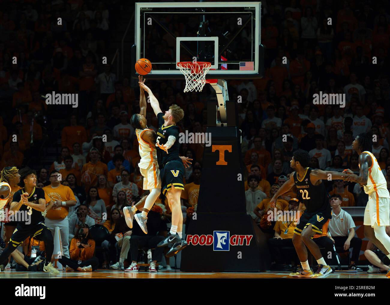 February 15, 2025: Zakai Zeigler (5) of the Tennessee Volunteers shoots ...
