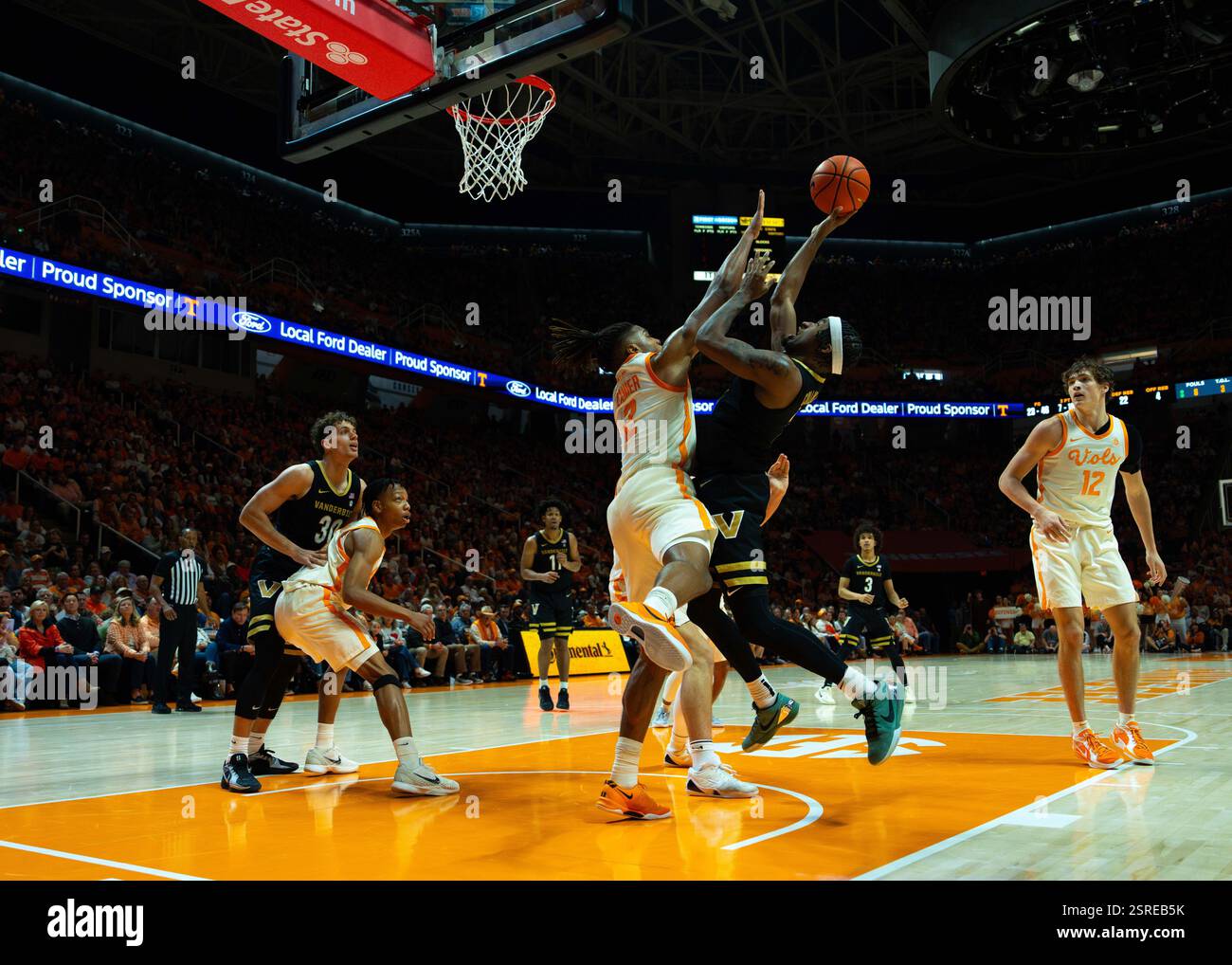 MJ Collins Jr. 15th Feb, 2025. (2) of the Vanderbilt Commodores drives ...