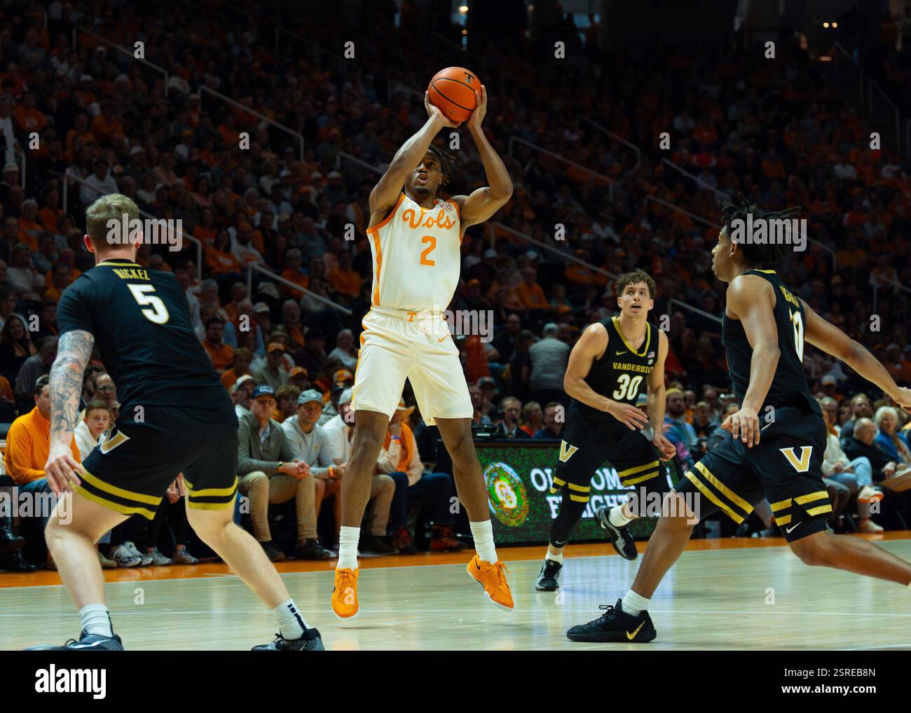 February 15, 2025: Chaz Lanier (2) of the Tennessee Volunteers shoots ...