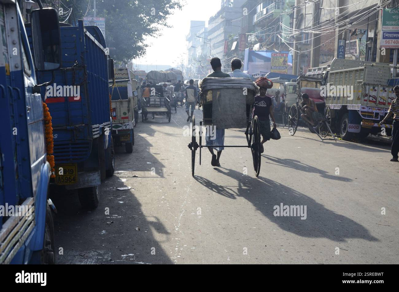 Man pulling tricycle rickshaw, Kolkata, West Bengal, India, Asia Stock ...