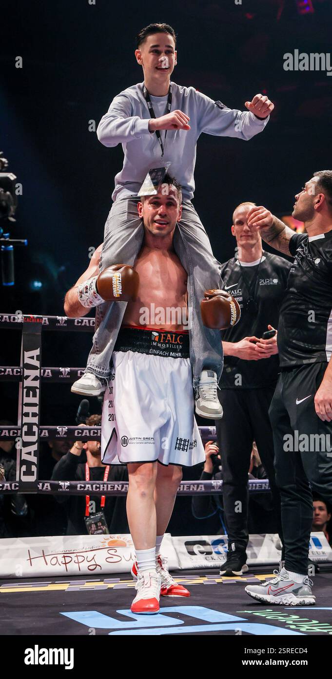 Neu Ulm, Germany. 15th Feb, 2024. Boxing: Light heavyweight, Sturm ...