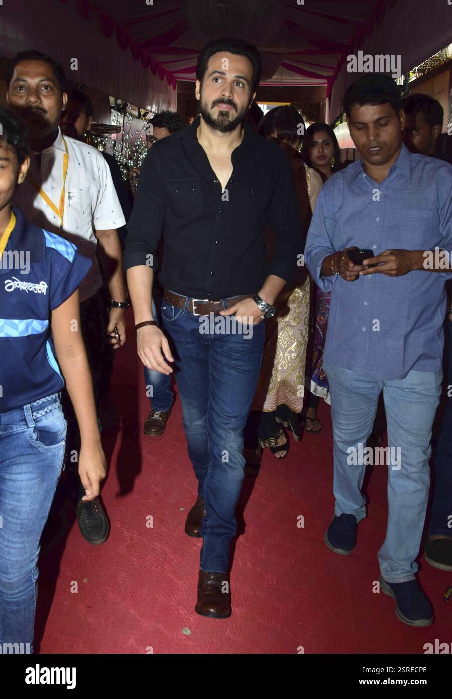 Bollywood actor Emraan Hashmi Parveen Shahani visit Ganesh Galli Ka ...