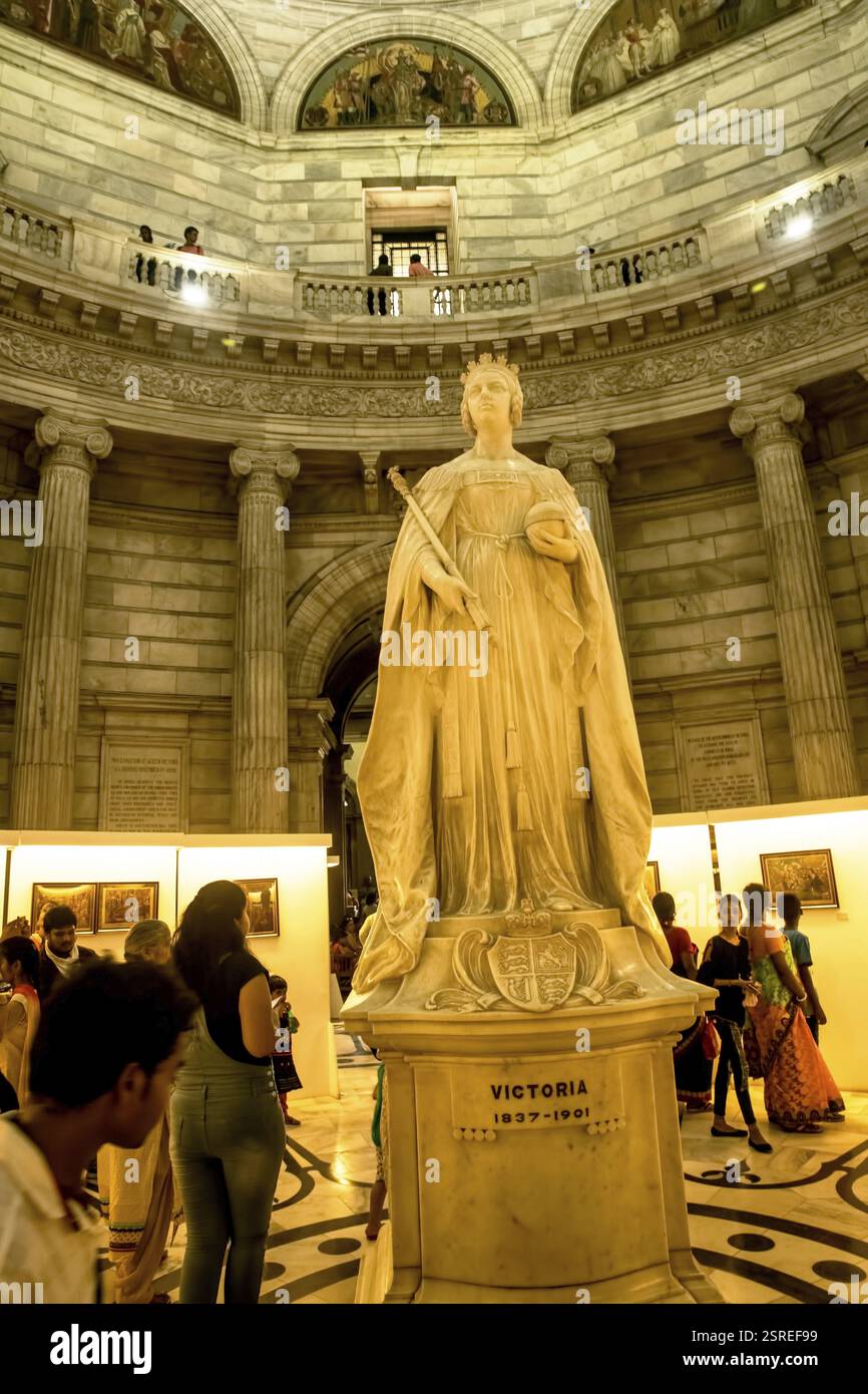 Queen Victoria statue, Victoria Memorial Interior, Kolkata, West Bengal ...