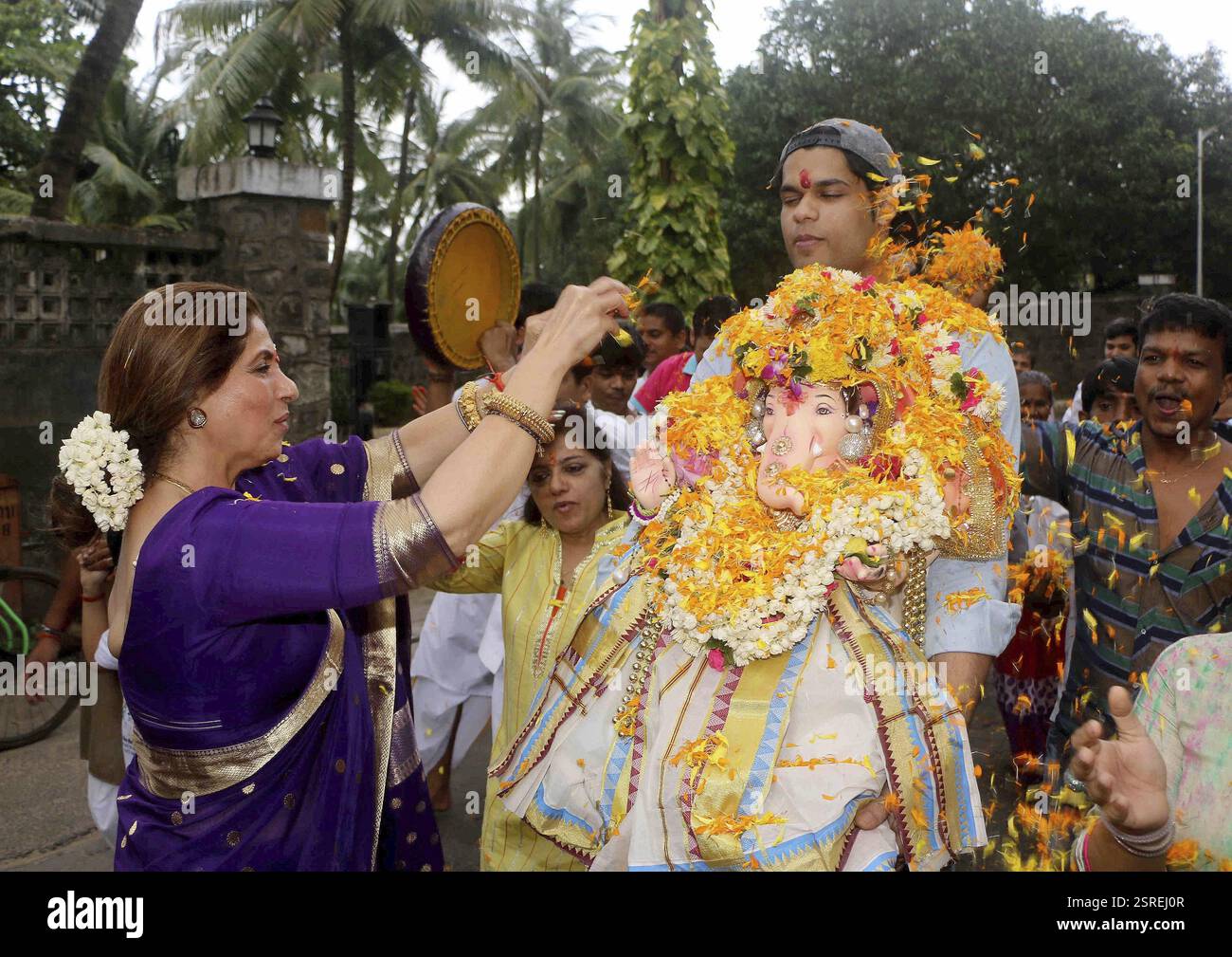 Bollywood actor Dimple Kapadia participates procession immersion idol ...