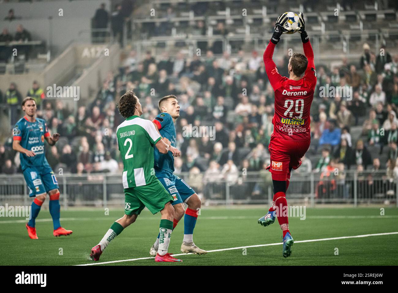 250215 Hammarbys Hampus Skoglund mot Varbergs Gustav Broman och målvakt Fredrik Andersson under ...